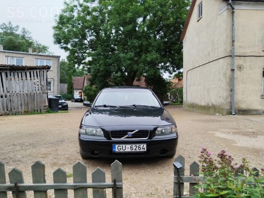 Black Volvo S60 2003 in Kuldiga, with an engine capacity of 2.40 L and mileage of 440 thousand km for 2200 €, photo 1 on AUTOMOTO.COM.LV