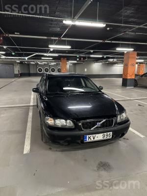 Melns Volvo S60 2003 Rīga, ar dzinēja tilpumu 2.40 L un nobraukumu 440 tūkst. km par 700 €, foto  vietnē AUTOMOTO.COM.LV