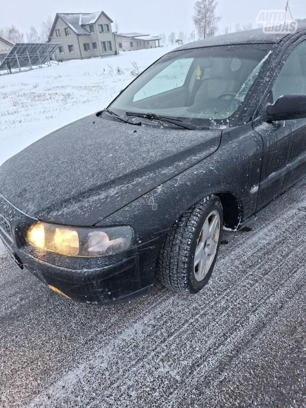 Black Volvo S60 2003 in Varena, with an engine capacity of 2.40 L and mileage of 340 thousand km for 2350 €, photo 4 on AUTOMOTO.COM.LV