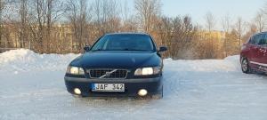Melns Volvo S60 2003 Kupiškis, ar dzinēja tilpumu 2.40 L un nobraukumu 353 tūkst. km par 1750 €, foto  vietnē AUTOMOTO.COM.LV