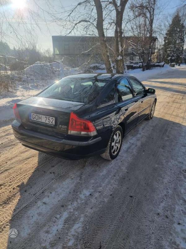 Black Volvo S60 2003 in Vilnius, with an engine capacity of 2.40 L and mileage of 417 thousand km for 1100 €, photo 2 on AUTOMOTO.COM.LV