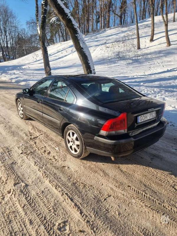 Black Volvo S60 2003 in Vilnius, with an engine capacity of 2.40 L and mileage of 417 thousand km for 1100 €, photo 3 on AUTOMOTO.COM.LV