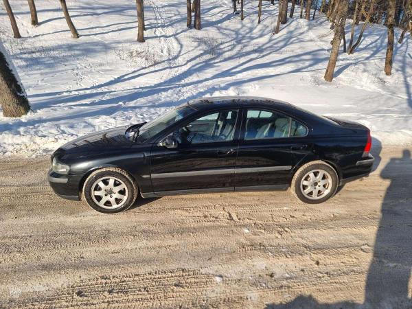 Black Volvo S60 2003 in Vilnius, with an engine capacity of 2.40 L and mileage of 417 thousand km for 1100 €, photo 5 on AUTOMOTO.COM.LV
