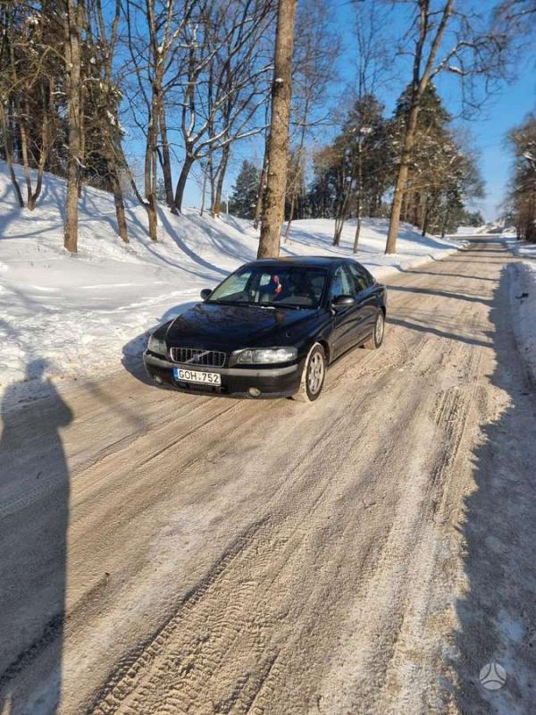 Black Volvo S60 2003 in Vilnius, with an engine capacity of 2.40 L and mileage of 417 thousand km for 1100 €, photo 6 on AUTOMOTO.COM.LV