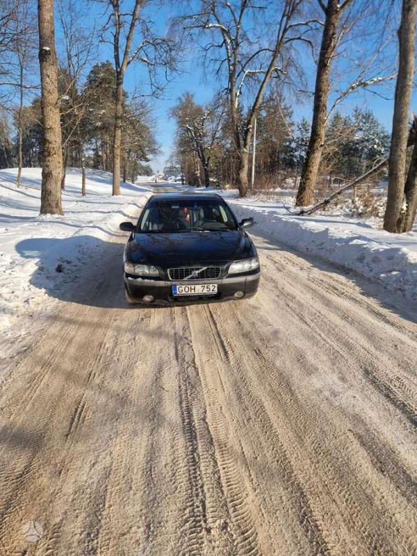 Black Volvo S60 2003 in Vilnius, with an engine capacity of 2.40 L and mileage of 417 thousand km for 1100 €, photo 7 on AUTOMOTO.COM.LV