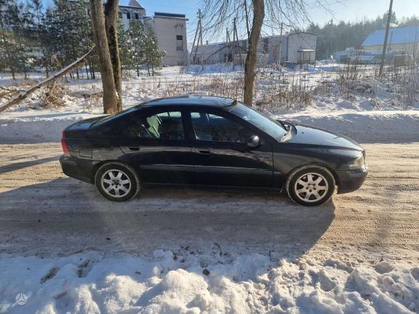 Black Volvo S60 2003 in Vilnius, with an engine capacity of 2.40 L and mileage of 417 thousand km for 1100 €, photo 8 on AUTOMOTO.COM.LV