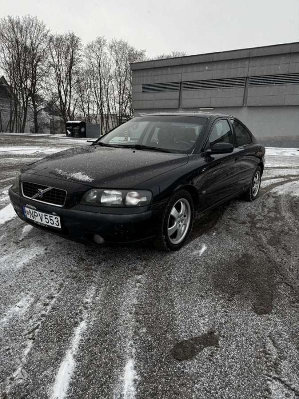 Melns Volvo S60 2003 Viļņa, ar dzinēja tilpumu 2.40 L un nobraukumu 315 tūkst. km par 1350 €, foto 1 vietnē AUTOMOTO.COM.LV