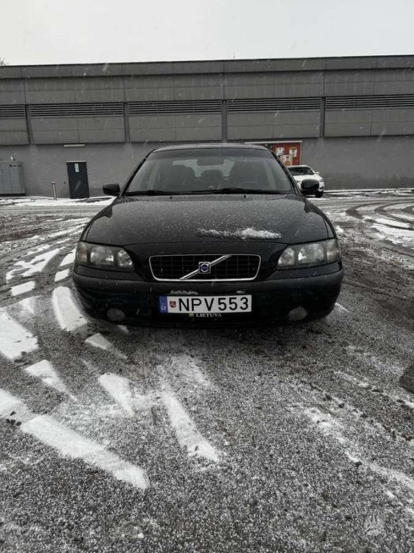 Melns Volvo S60 2003 Viļņa, ar dzinēja tilpumu 2.40 L un nobraukumu 315 tūkst. km par 1350 €, foto 3 vietnē AUTOMOTO.COM.LV