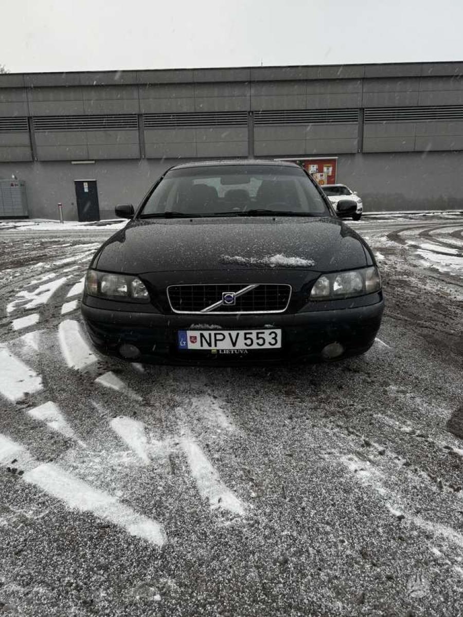 Melns Volvo S60 2003 Viļņa, ar dzinēja tilpumu 2.40 L un nobraukumu 315 tūkst. km par 1350 €, foto 3 vietnē AUTOMOTO.COM.LV