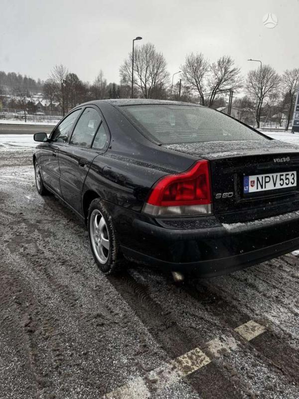 Melns Volvo S60 2003 Viļņa, ar dzinēja tilpumu 2.40 L un nobraukumu 315 tūkst. km par 1350 €, foto 4 vietnē AUTOMOTO.COM.LV