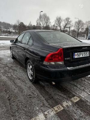Melns Volvo S60 2003 Viļņa, ar dzinēja tilpumu 2.40 L un nobraukumu 315 tūkst. km par 1350 €, foto 4 vietnē AUTOMOTO.COM.LV