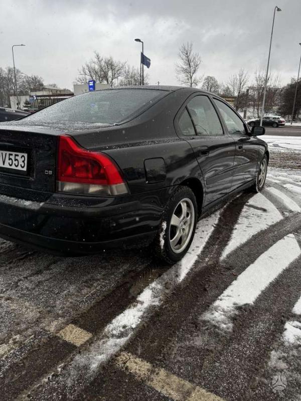 Melns Volvo S60 2003 Viļņa, ar dzinēja tilpumu 2.40 L un nobraukumu 315 tūkst. km par 1350 €, foto 6 vietnē AUTOMOTO.COM.LV