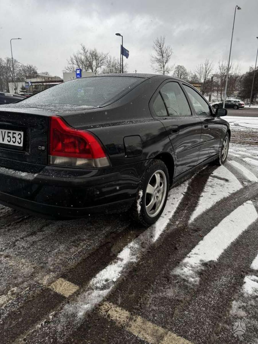 Melns Volvo S60 2003 Viļņa, ar dzinēja tilpumu 2.40 L un nobraukumu 315 tūkst. km par 1350 €, foto 6 vietnē AUTOMOTO.COM.LV