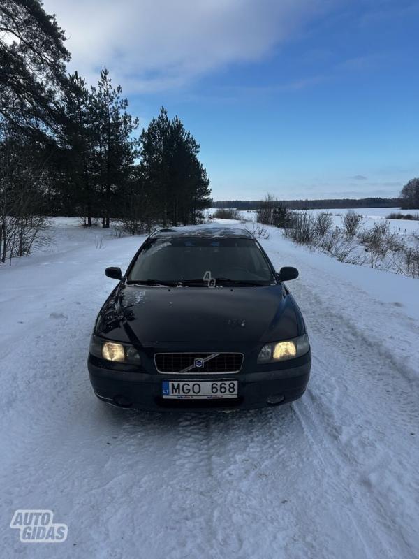 Black Volvo S60 2003 in Vilnius, with an engine capacity of 2.40 L and mileage of 372 thousand km for 1000 €, photo 1 on AUTOMOTO.COM.LV
