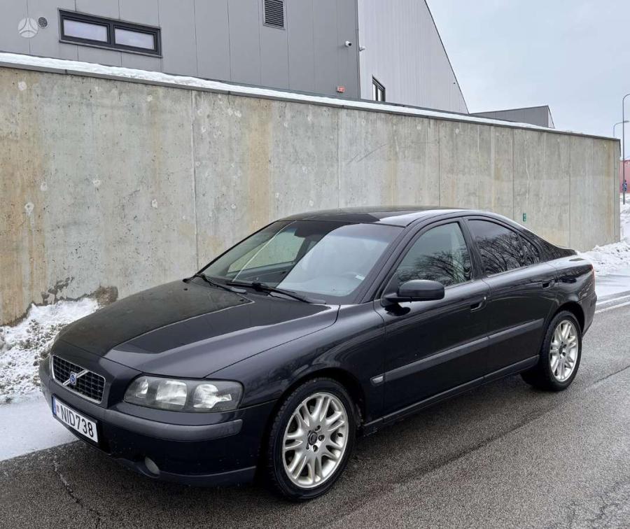 Black Volvo S60 2003 in Vilnius, with an engine capacity of 2.40 L and mileage of 332 thousand km for 1750 €, photo 1 on AUTOMOTO.COM.LV