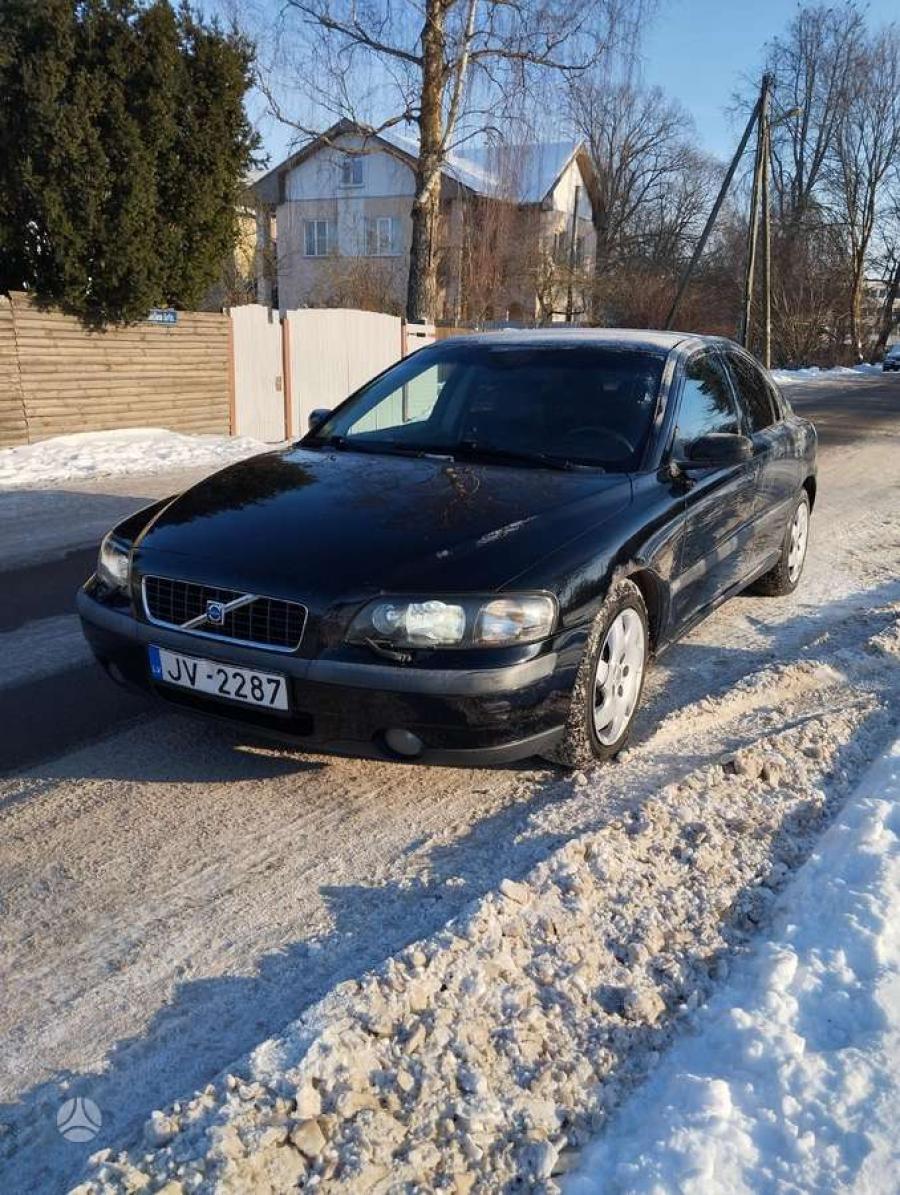 Black Volvo S60 2003 in Riga, with an engine capacity of 2.40 L and mileage of 415 thousand km for 2150 €, photo 1 on AUTOMOTO.COM.LV