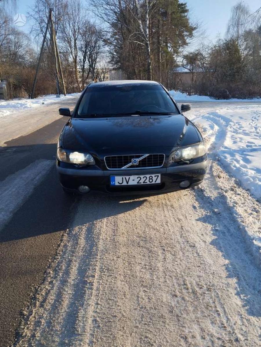 Black Volvo S60 2003 in Riga, with an engine capacity of 2.40 L and mileage of 415 thousand km for 2150 €, photo 2 on AUTOMOTO.COM.LV