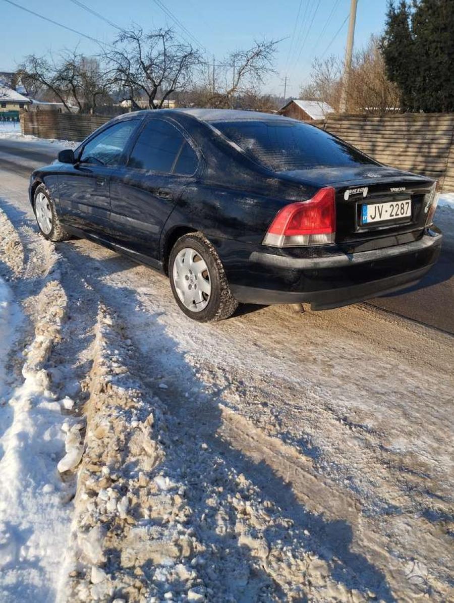 Black Volvo S60 2003 in Riga, with an engine capacity of 2.40 L and mileage of 415 thousand km for 2150 €, photo 4 on AUTOMOTO.COM.LV