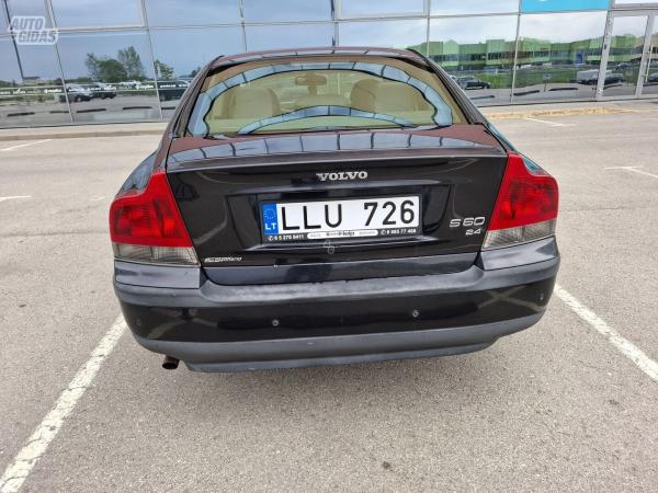 Black Volvo S60 2003 in Vilnius, with an engine capacity of 2.40 L and mileage of 366 thousand km for 1499 €, photo 2 on AUTOMOTO.COM.LV
