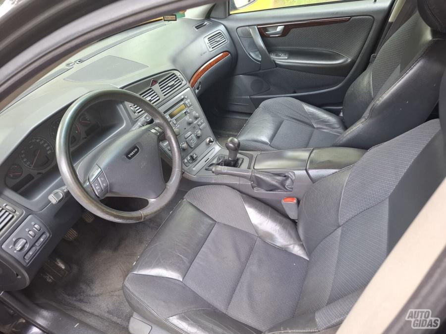 Melns Volvo S60 2003 Viļņa, ar dzinēja tilpumu 2.40 L un nobraukumu 366 tūkst. km par 1499 €, foto 18 vietnē AUTOMOTO.COM.LV