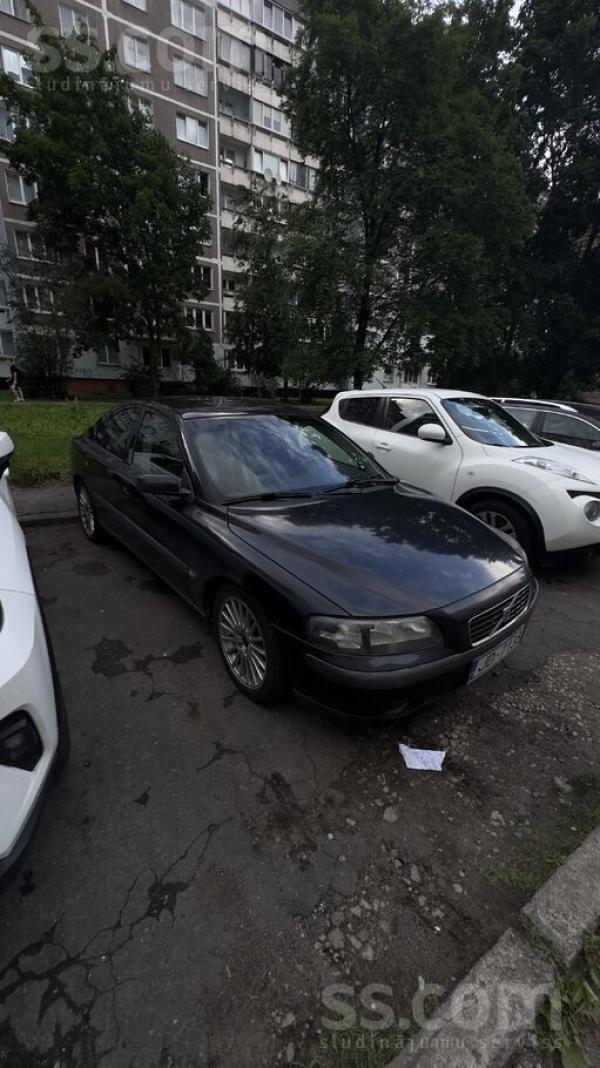 Black Volvo S60 2003 in Riga, with an engine capacity of 2.40 L and mileage of 388 thousand km for 2500 €, photo 1 on AUTOMOTO.COM.LV