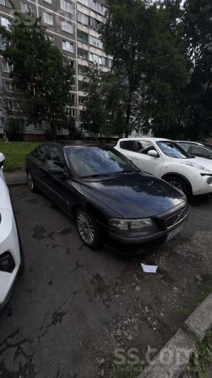 Melns Volvo S60 2003 Rīga, ar dzinēja tilpumu 2.40 L un nobraukumu 388 tūkst. km par 2500 €, foto  vietnē AUTOMOTO.COM.LV