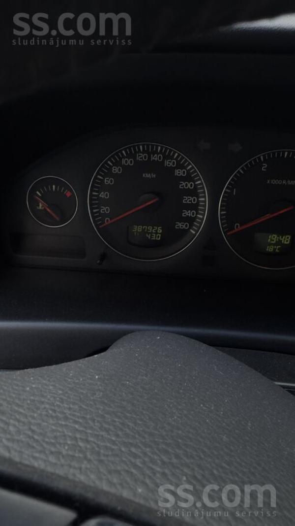 Black Volvo S60 2003 in Riga, with an engine capacity of 2.40 L and mileage of 388 thousand km for 2500 €, photo 4 on AUTOMOTO.COM.LV