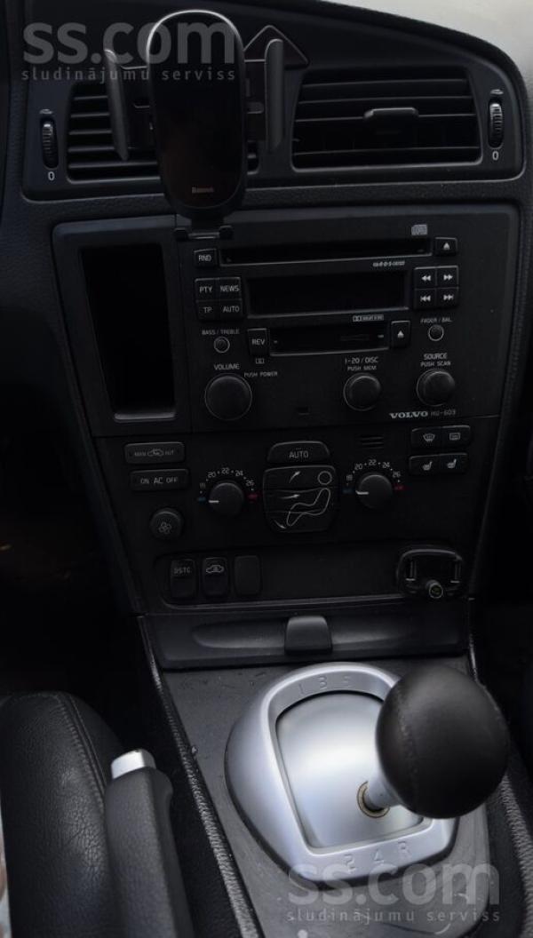 Black Volvo S60 2003 in Riga, with an engine capacity of 2.40 L and mileage of 388 thousand km for 2500 €, photo 5 on AUTOMOTO.COM.LV