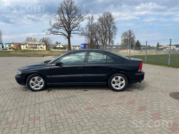 Black Volvo S60 2003 in Valmiera, with an engine capacity of 2.40 L and mileage of 364 thousand km for 1700 €, photo 4 on AUTOMOTO.COM.LV