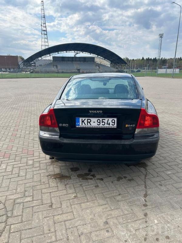 Black Volvo S60 2003 in Valmiera, with an engine capacity of 2.40 L and mileage of 364 thousand km for 1700 €, photo 6 on AUTOMOTO.COM.LV