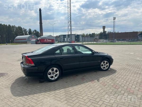 Black Volvo S60 2003 in Valmiera, with an engine capacity of 2.40 L and mileage of 364 thousand km for 1700 €, photo 8 on AUTOMOTO.COM.LV