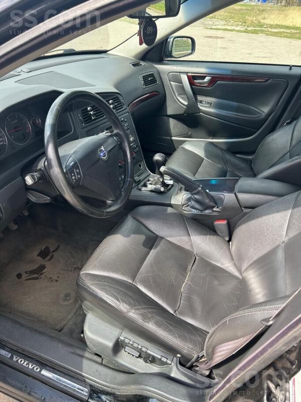 Black Volvo S60 2003 in Valmiera, with an engine capacity of 2.40 L and mileage of 364 thousand km for 1700 €, photo 10 on AUTOMOTO.COM.LV