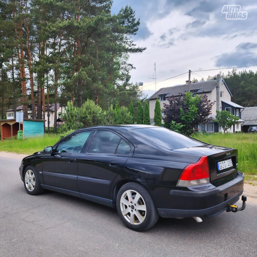 Melns Volvo S60 2003 Viļņa, ar dzinēja tilpumu 2.40 L un nobraukumu 350 tūkst. km par 1350 €, foto 4 vietnē AUTOMOTO.COM.LV