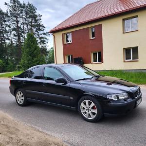 Melns Volvo S60 2003 Viļņa, ar dzinēja tilpumu 2.40 L un nobraukumu 350 tūkst. km par 1350 €, foto  vietnē AUTOMOTO.COM.LV