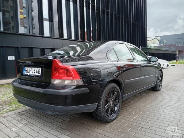 Melns Volvo S60 2003 Viļņa, ar dzinēja tilpumu 2.40 L un nobraukumu 326 tūkst. km par 1300 €, foto 2 vietnē AUTOMOTO.COM.LV