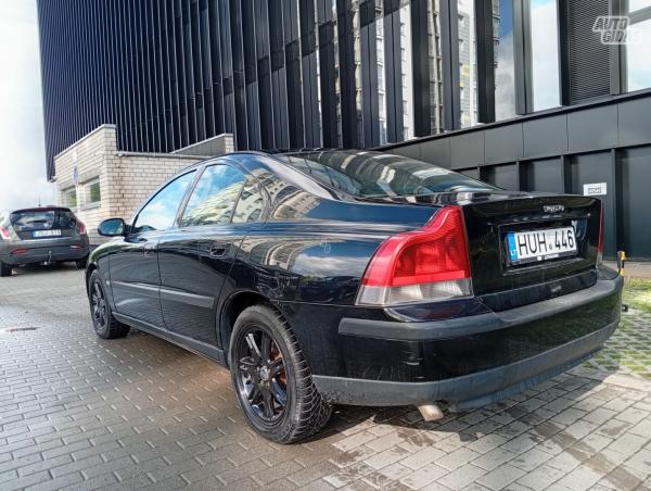Melns Volvo S60 2003 Viļņa, ar dzinēja tilpumu 2.40 L un nobraukumu 326 tūkst. km par 1300 €, foto 3 vietnē AUTOMOTO.COM.LV