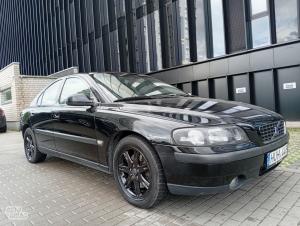 Melns Volvo S60 2003 Viļņa, ar dzinēja tilpumu 2.40 L un nobraukumu 326 tūkst. km par 1300 €, foto  vietnē AUTOMOTO.COM.LV