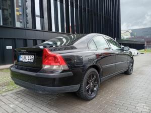 Melns Volvo S60 2003 Viļņa, ar dzinēja tilpumu 2.40 L un nobraukumu 326 tūkst. km par 1300 €, foto 3 vietnē AUTOMOTO.COM.LV