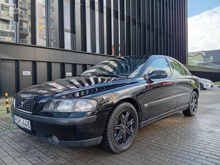 Melns Volvo S60 2003 Viļņa, ar dzinēja tilpumu 2.40 L un nobraukumu 326 tūkst. km par 1300 €, foto 5 vietnē AUTOMOTO.COM.LV