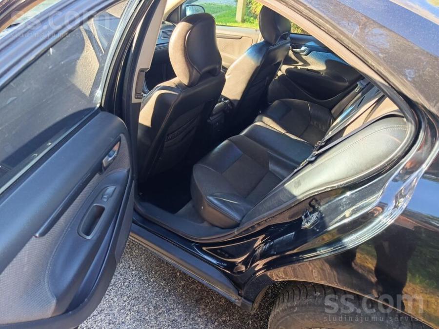 Melns Volvo S60 2003 Balvi, ar dzinēja tilpumu 2.40 L un nobraukumu 550 tūkst. km par 1450 €, foto 10 vietnē AUTOMOTO.COM.LV