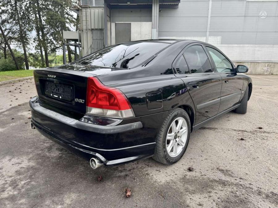 Melns Volvo S60 2003 Viļņa, ar dzinēja tilpumu 2.40 L un nobraukumu 340 tūkst. km par 1900 €, foto 4 vietnē AUTOMOTO.COM.LV