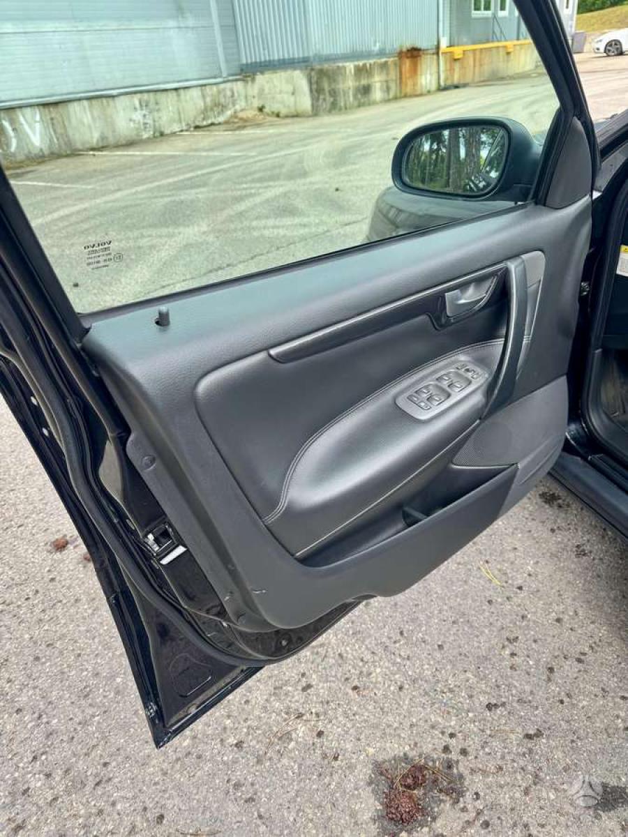 Melns Volvo S60 2003 Viļņa, ar dzinēja tilpumu 2.40 L un nobraukumu 340 tūkst. km par 1900 €, foto 6 vietnē AUTOMOTO.COM.LV