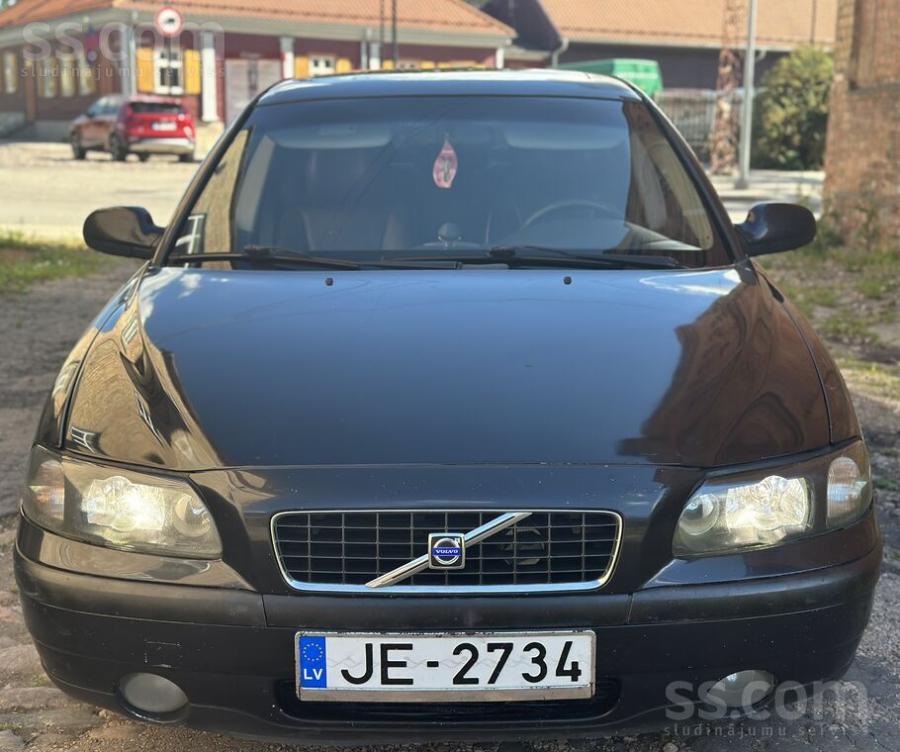 Black Volvo S60 2003 in Jelgava, with an engine capacity of 2.40 L and mileage of 363 thousand km for 1000 €, photo 1 on AUTOMOTO.COM.LV