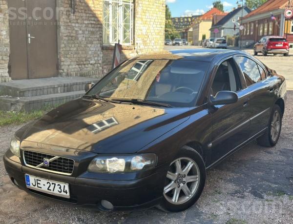 Black Volvo S60 2003 in Jelgava, with an engine capacity of 2.40 L and mileage of 363 thousand km for 1000 €, photo 3 on AUTOMOTO.COM.LV