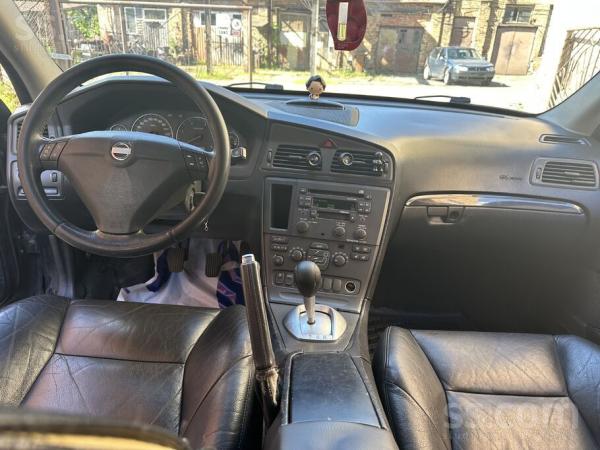 Black Volvo S60 2003 in Jelgava, with an engine capacity of 2.40 L and mileage of 363 thousand km for 1000 €, photo 7 on AUTOMOTO.COM.LV