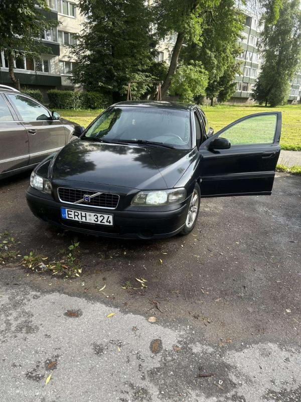 Melns Volvo S60 2003 Klaipėda, ar dzinēja tilpumu 2.40 L un nobraukumu 340 tūkst. km par 1500 €, foto 1 vietnē AUTOMOTO.COM.LV