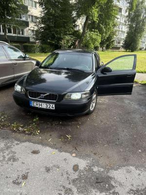 Melns Volvo S60 2003 Klaipėda, ar dzinēja tilpumu 2.40 L un nobraukumu 340 tūkst. km par 1500 €, foto  vietnē AUTOMOTO.COM.LV
