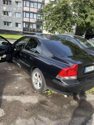 Melns Volvo S60 2003 Klaipėda, ar dzinēja tilpumu 2.40 L un nobraukumu 340 tūkst. km par 1500 €, foto 7 vietnē AUTOMOTO.COM.LV