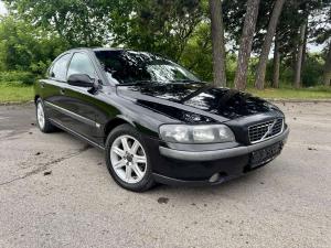 Melns Volvo S60 2003 Viļņa, ar dzinēja tilpumu 2.40 L un nobraukumu 320 tūkst. km par 1700 €, foto  vietnē AUTOMOTO.COM.LV