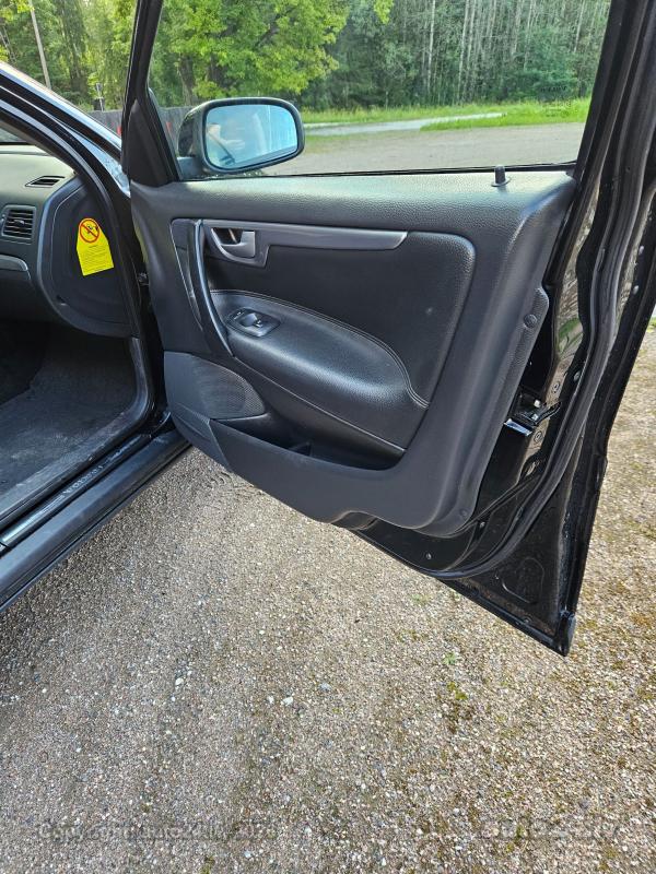 Black Volvo S60 2003 in Torva, with an engine capacity of 2.40 L and mileage of 486 thousand km for 2700 €, photo 9 on AUTOMOTO.COM.LV